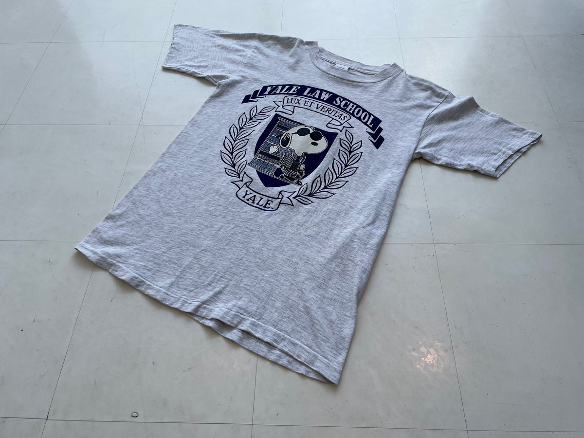 90s Vintage Snoopy “YALE LAW SCHOOL”T-shirt L – NO BURCANCY